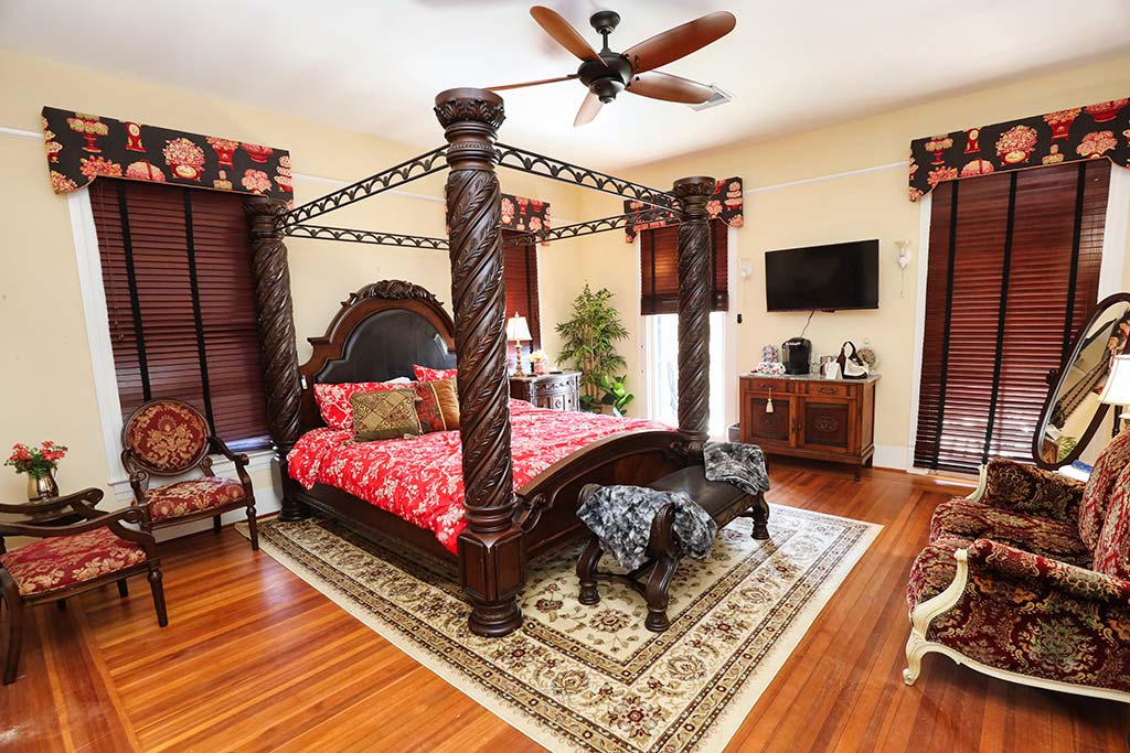 Explore Virginia Point Inn's Charming Rooms & Book Your Stay Today!